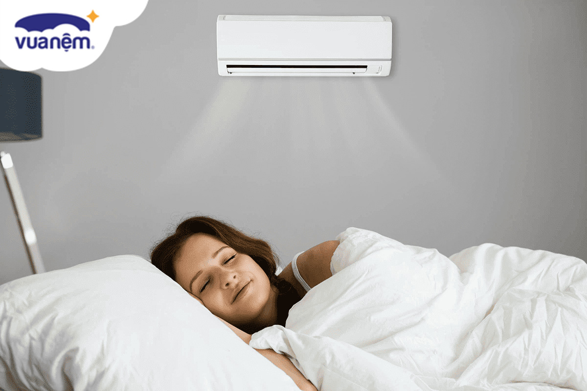 Vừa mở máy lạnh vừa đắp chăn đi ngủ có được không? - Vua Nệm